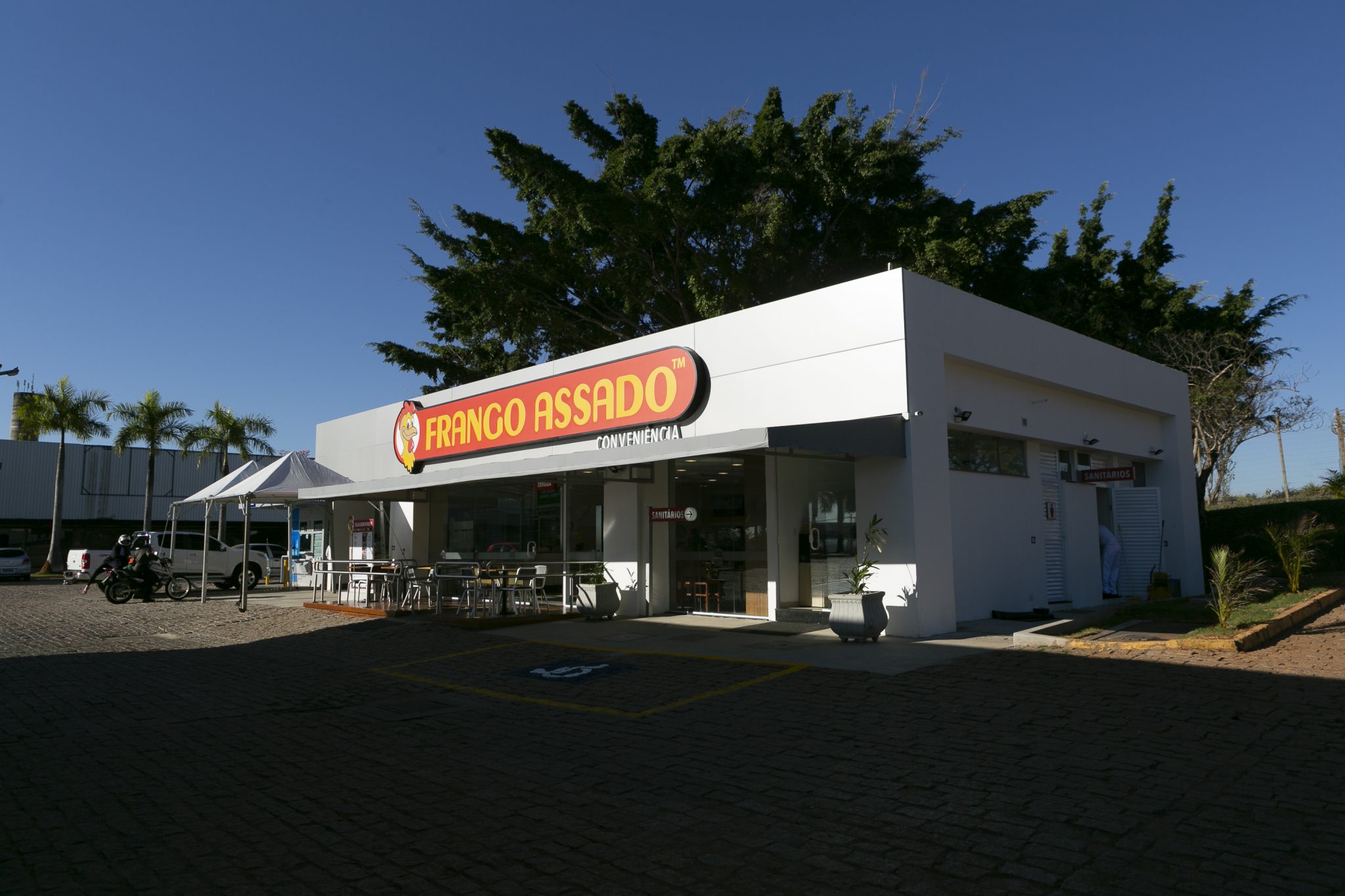 Frango Assado lança sua primeira loja de conveniência - Rede Frango Assado